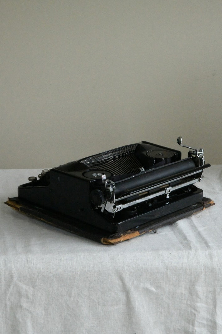 Vintage Erika Typewriter Model 5 Seidel & Naumann – Kernow Furniture
