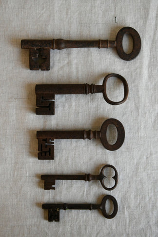 Collection of Antique Keys – Kernow Furniture