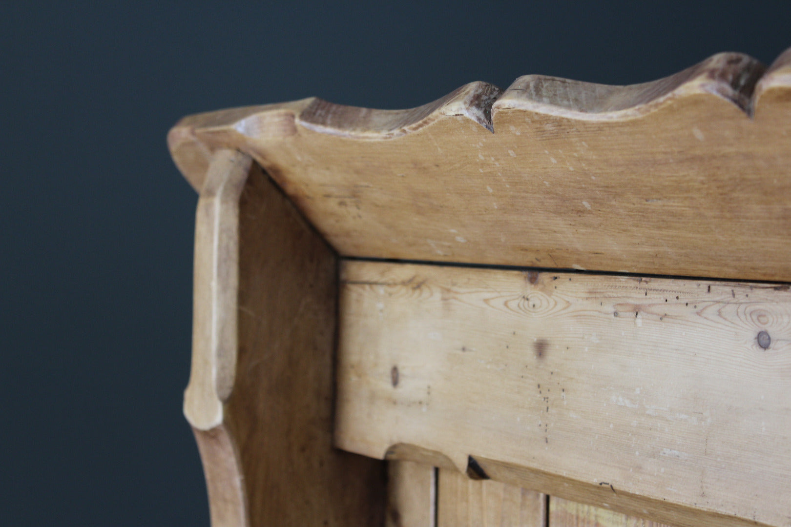 Antique Rustic Pine Settle – Kernow Furniture
